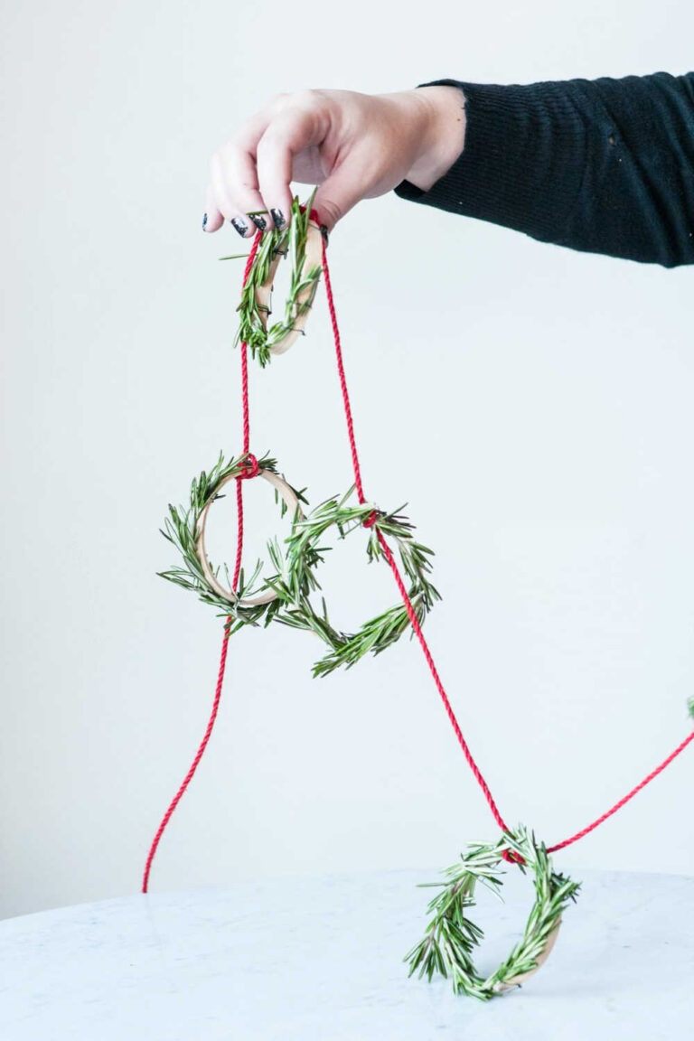 Simple DIY Christmas Wreaths